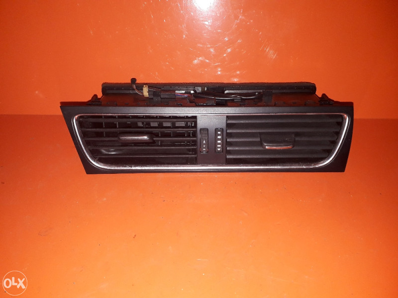 Resetka Ventilacije Audi B8 08g 8t1820951c EN Motori i I Klapne resetka-ventilacije-audi-b8-08g-8t1820951c-en-motori-i-i-klapne