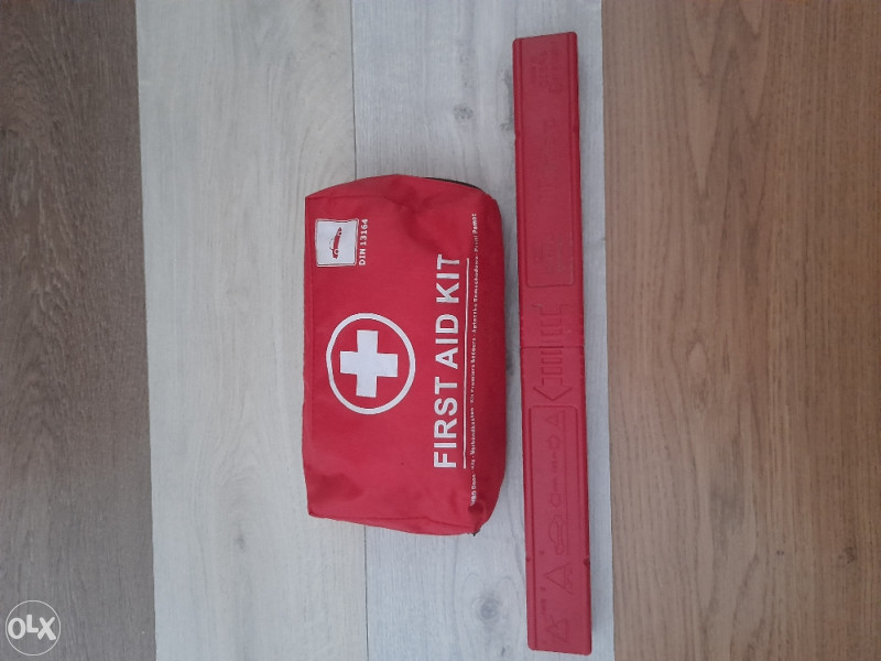 Prva pomoc i trokut - Alat i pribor za automobile - OLX.ba