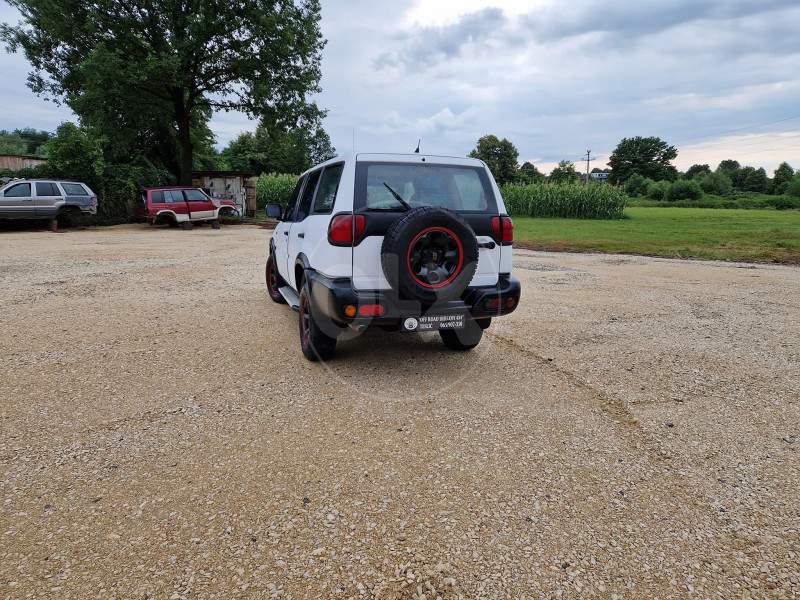 Nissan Terrano 2.7 dizel 7 mjesta. Komplet uradjen ofarban raptor boja ...