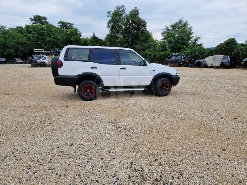 Nissan Terrano 2.7 dizel 7 mjesta. Komplet uradjen ofarban raptor boja ...