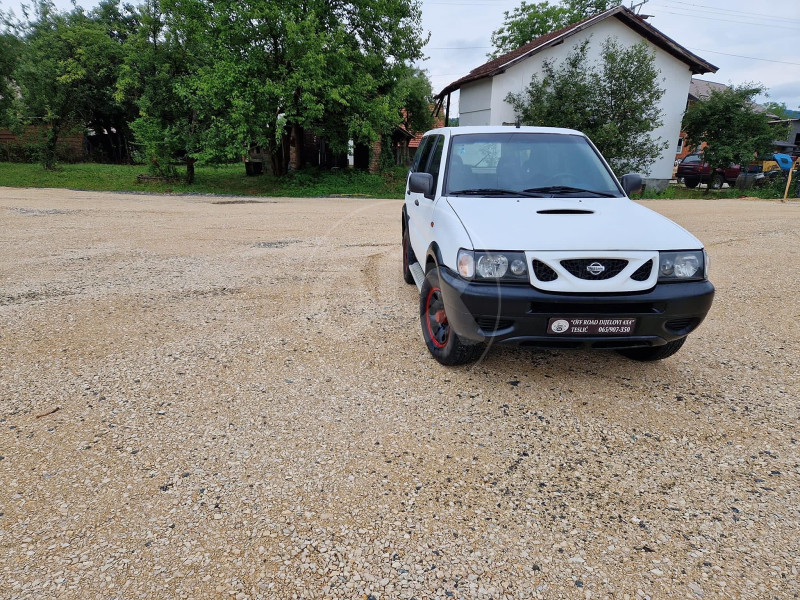Nissan Terrano 2.7 dizel 7 mjesta. Komplet uradjen ofarban raptor boja ...