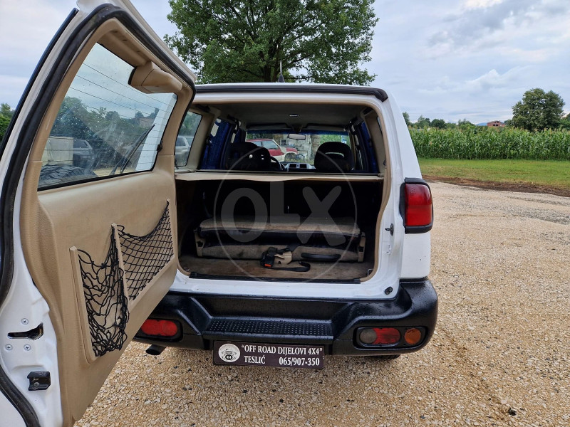 Nissan Terrano 2.7 dizel 7 mjesta. Komplet uradjen ofarban raptor boja ...