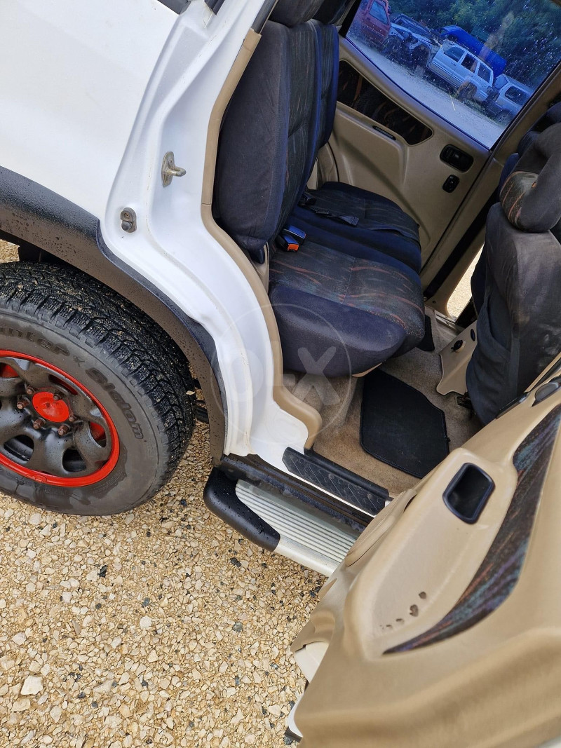 Nissan Terrano 2.7 dizel 7 mjesta. Komplet uradjen ofarban raptor boja ...